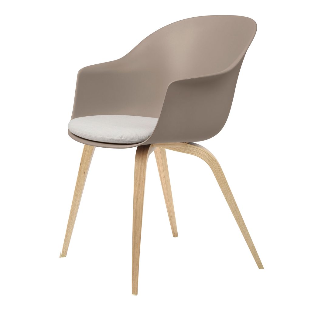 Spisebordstol Bat GamFratesi Gubi stol plast skal træstel - Indbo Møbler